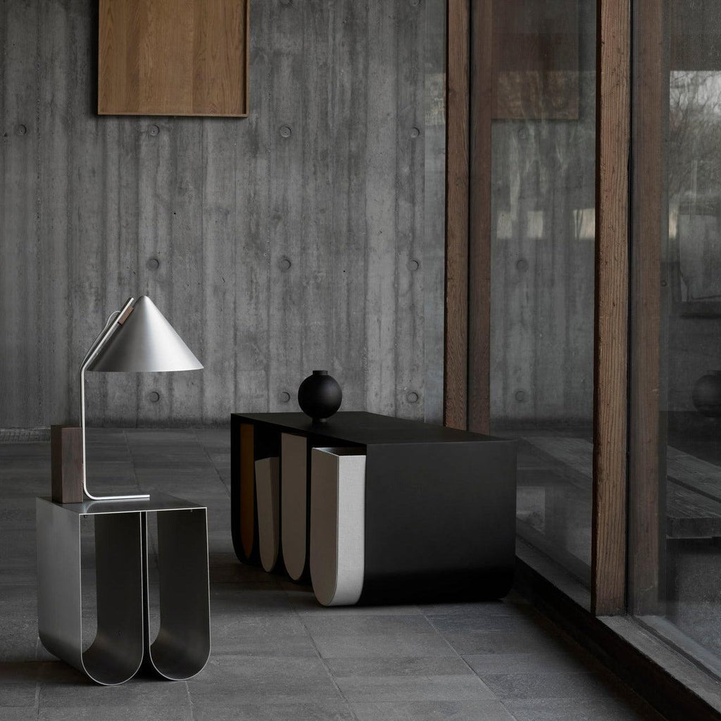 Curved šoninis staliukas – Nomu Design